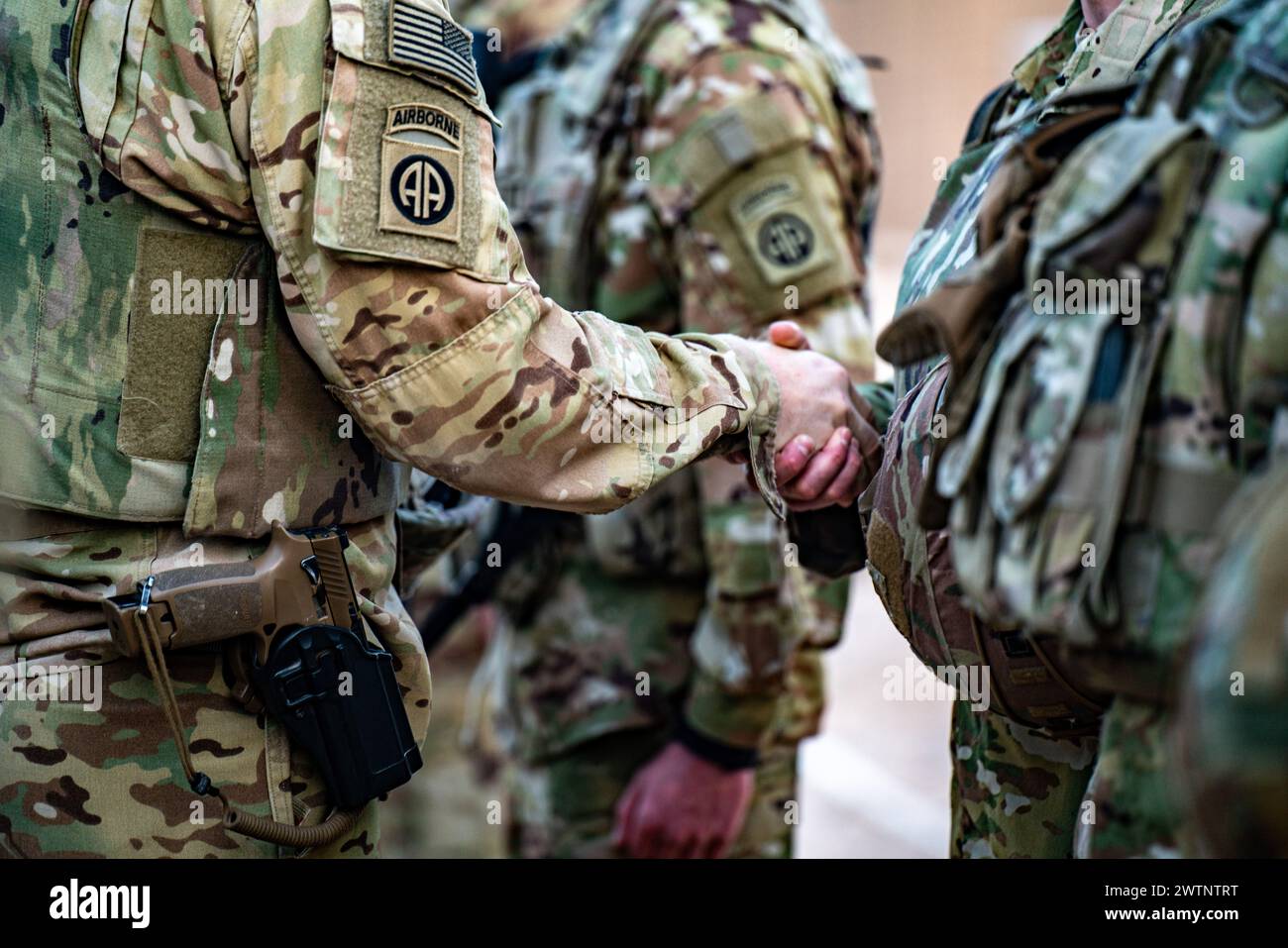 Fallschirmjäger, die dem General Support Aviation Battalion 3-82, der ...