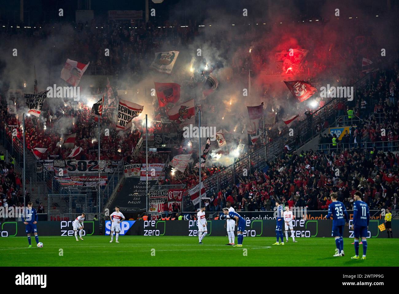Pyro bengalos -Fotos und -Bildmaterial in hoher Auflösung – Alamy