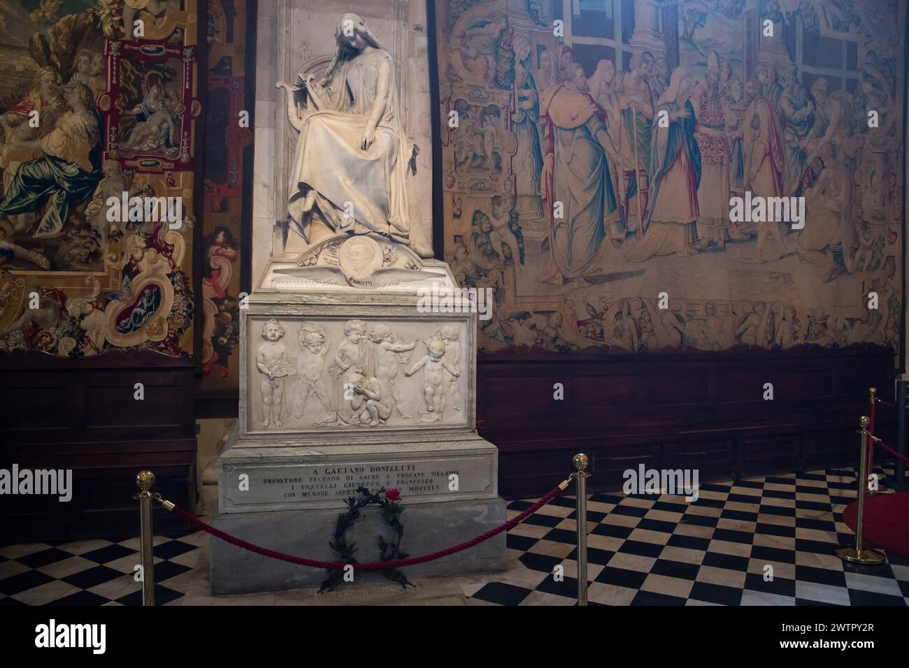 Marmorgrab des Komponisten Gaetano Donizetti von Vincenzo Vela aus dem 19. Jahrhundert in ...
