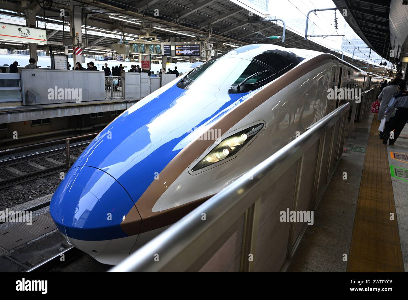 Ein shinkansen-Hochgeschwindigkeitszug kommt am 16. März 2024 am Bahnhof Tokio in Japan an. Ein ...