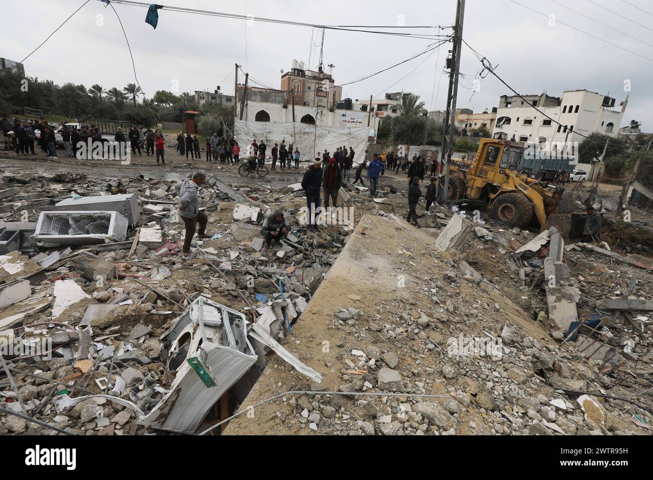 Nach israelischen Luftangriffen am 19. März 2024 in Nuseirat im Gazastreifen untersuchen die ...