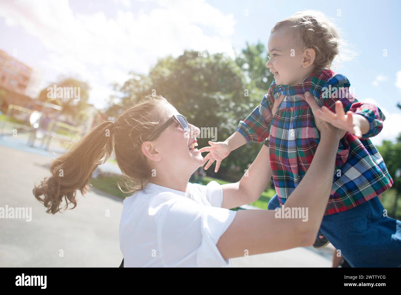Mutter heben kind -Fotos und -Bildmaterial in hoher Auflösung – Alamy