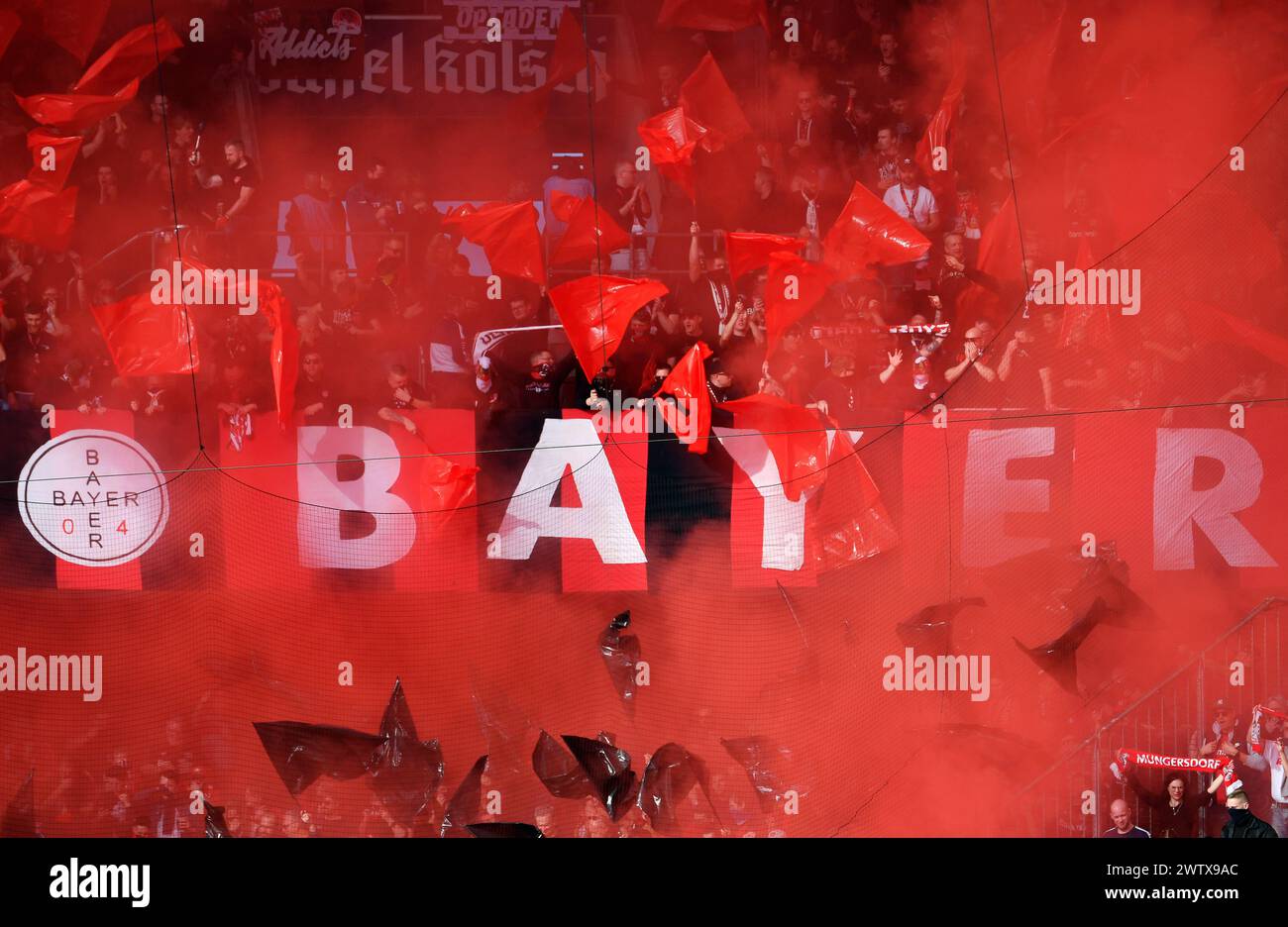 Pyro bengalos -Fotos und -Bildmaterial in hoher Auflösung – Alamy