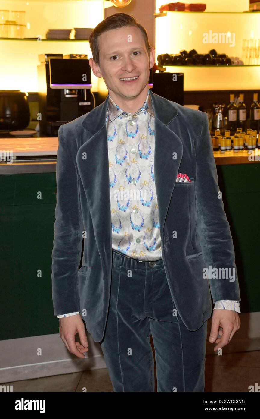 Joel Basman bei der Premiere der Fernsehserie Kafka in der Urania ...