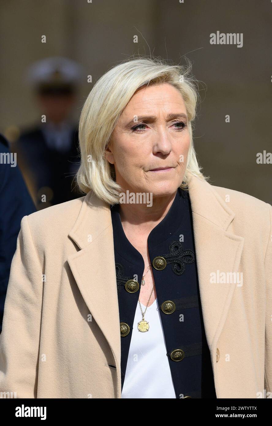 marine-le-pen-w-hrend-einer-nationalen-hommage-zeremonie-f-r-den