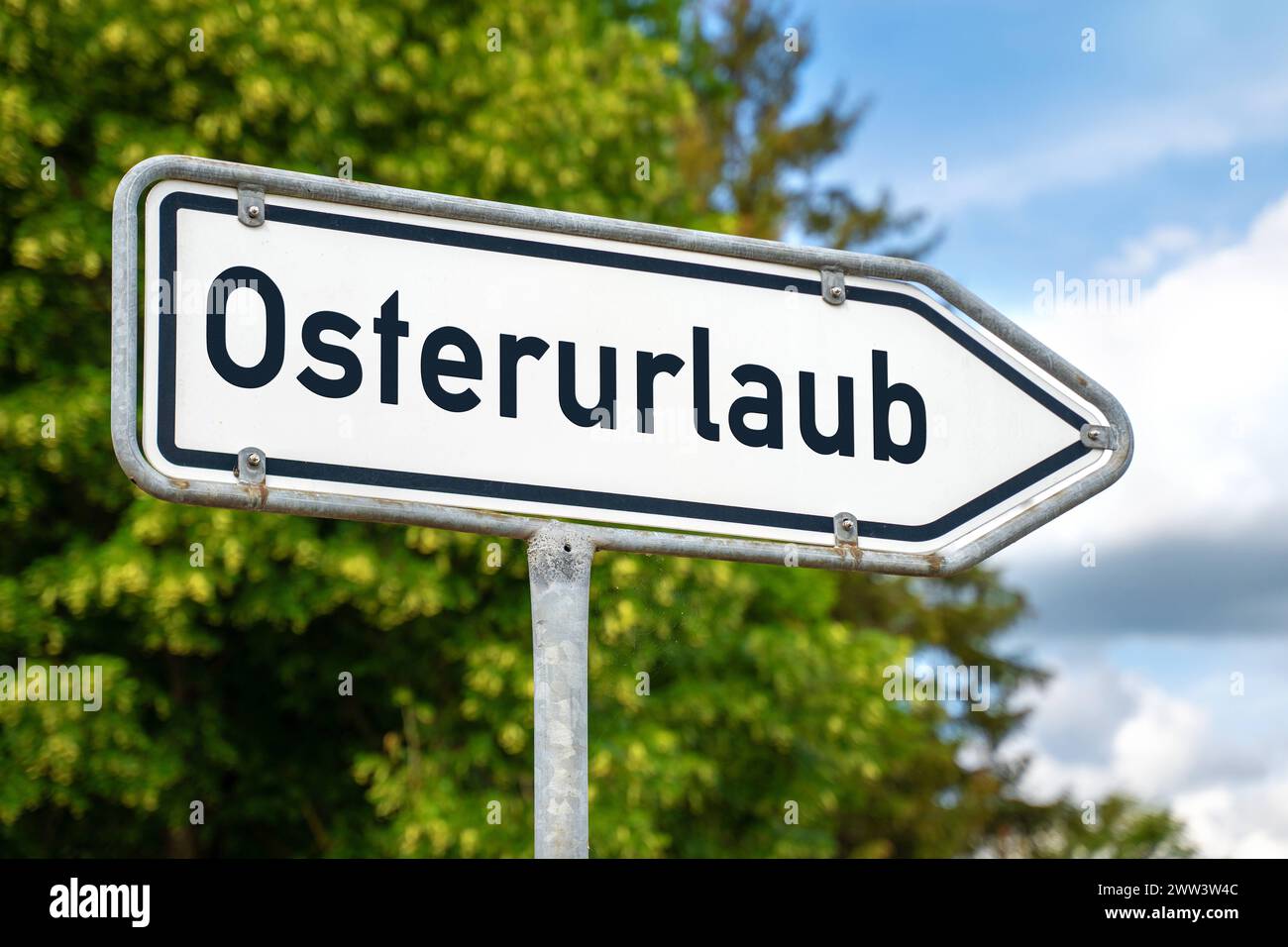 21. März 2024: Osterferien, Schriftzug auf einem Wegweiser. FOTOMONTAGE ...