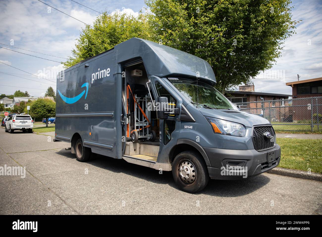 Amazon delivery van -Fotos und -Bildmaterial in hoher Auflösung – Alamy