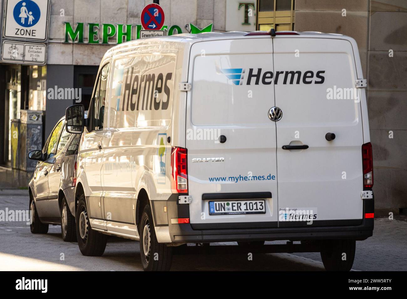 Bild eines Lieferwagens mit dem Logo von Hermes Deutschland in Dortmund ...