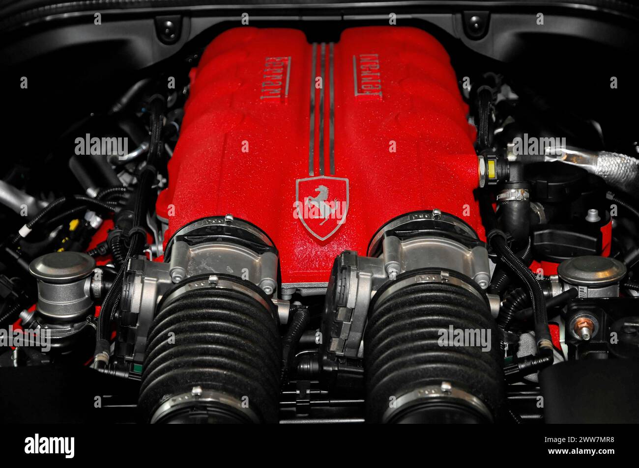 Roter ferrari motor -Fotos und -Bildmaterial in hoher Auflösung – Alamy