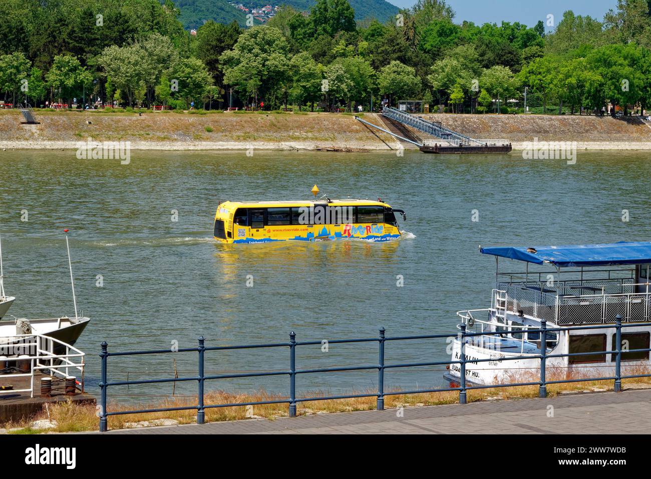 Floating bus -Fotos und -Bildmaterial in hoher Auflösung – Alamy