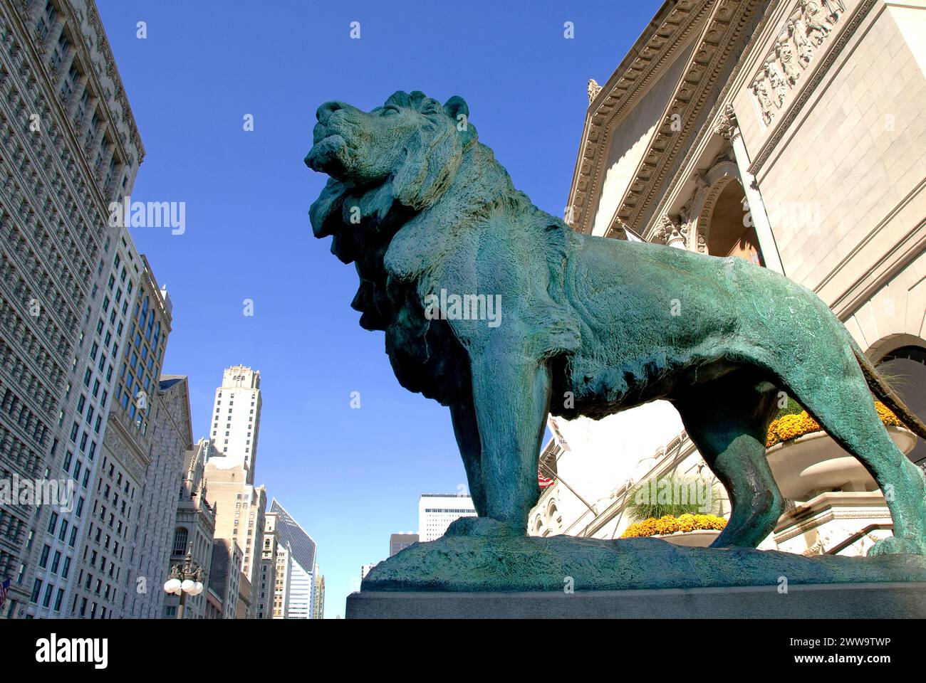 Ein berühmtes Wahrzeichen, die bronzenen Löwen stehen am Eingang des ...