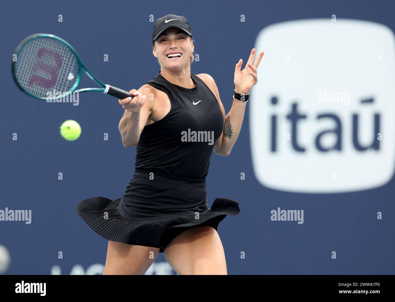 MIAMI GARDENS, FLORIDA - 22. MÄRZ: Aryna Sabalenka aus Belarus besiegt Paula Badosa aus Spanien ...