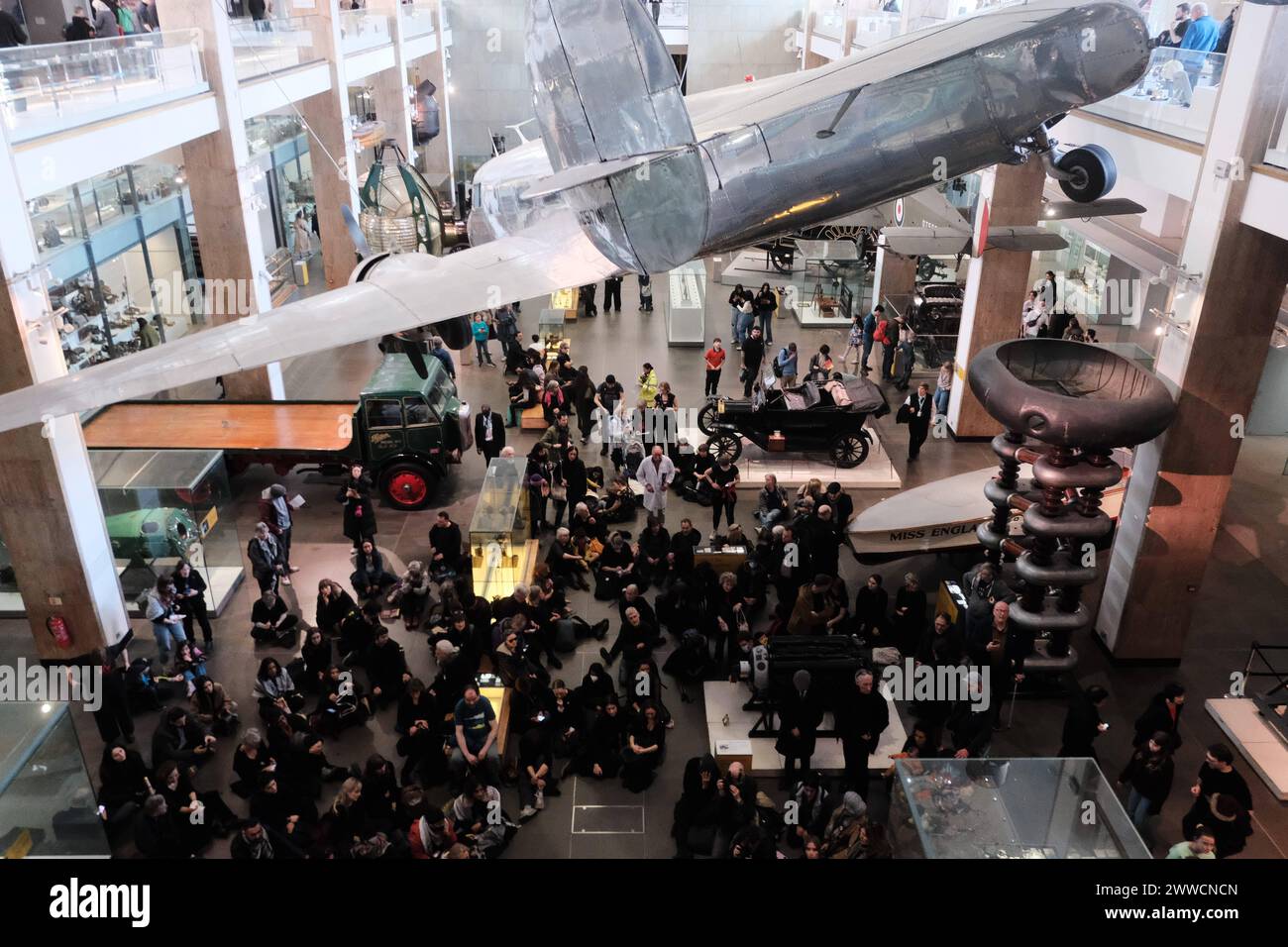 Protest im Science Museum in London die Fossil Free Science Museum ...