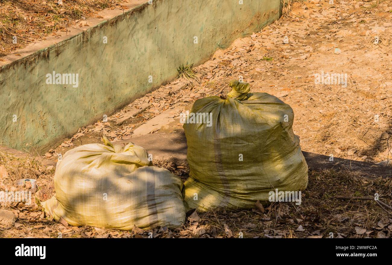Grüne müllsäcke -Fotos und -Bildmaterial in hoher Auflösung – Alamy