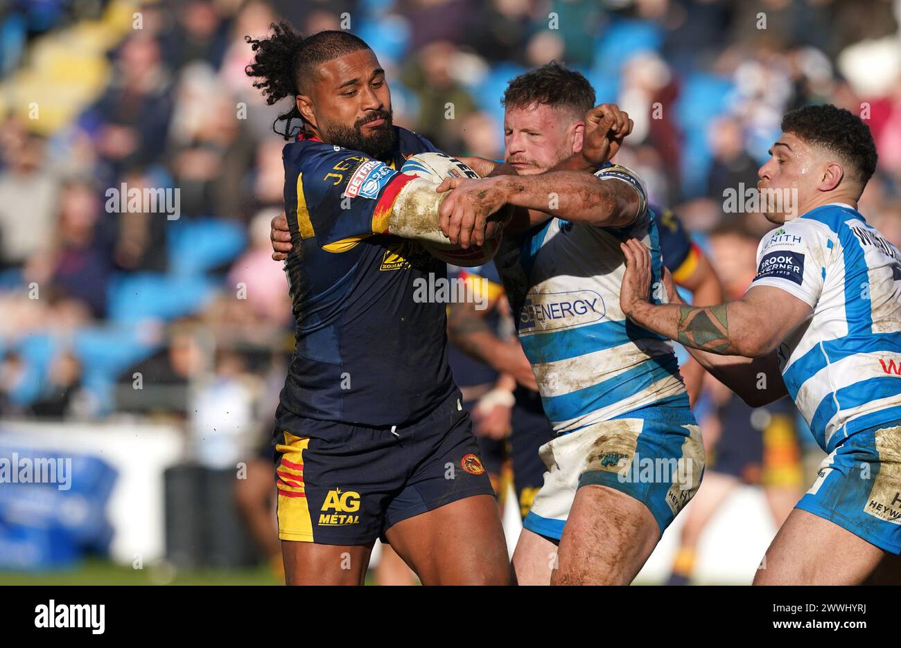 Tevita Satae von Catalans Dragons kommt an Jacob Fairbank der Halifax ...