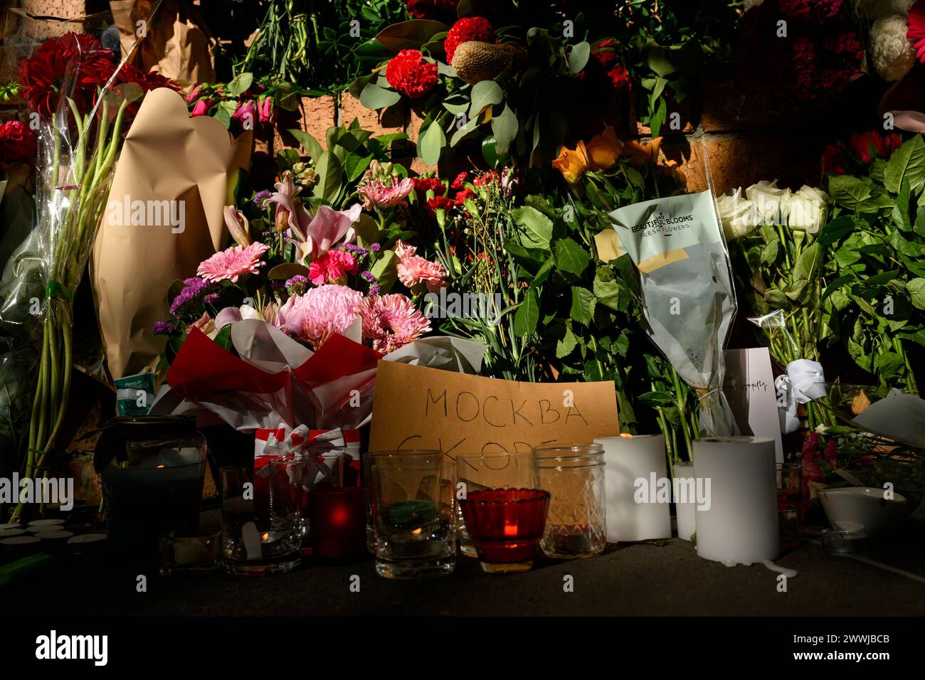 Sydney, Australien. März 2024. Blumen und Kerzen am Eingang des russischen Generalkonsulats in ...