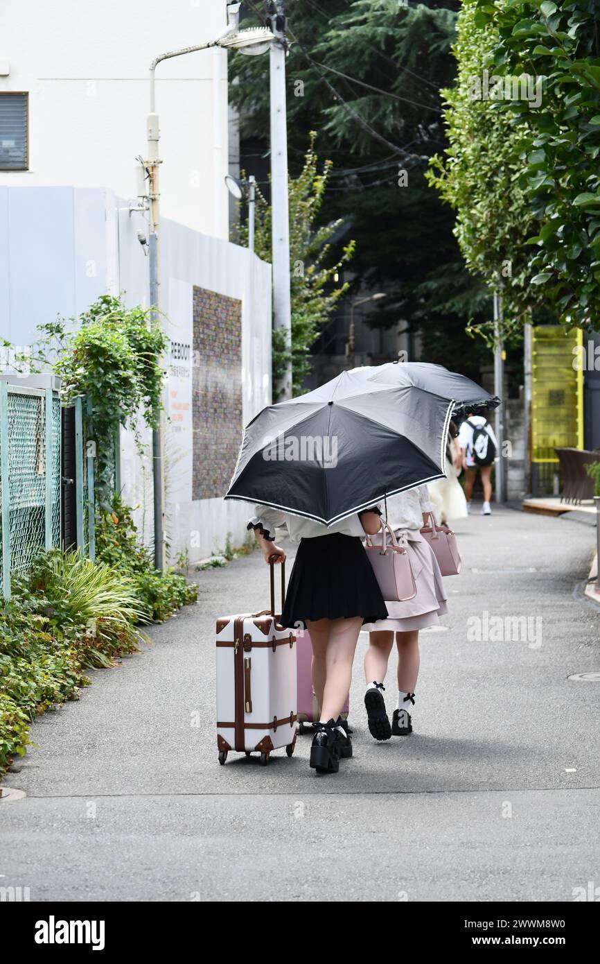 Mädchen in miniröcken -Fotos und -Bildmaterial in hoher Auflösung – Alamy