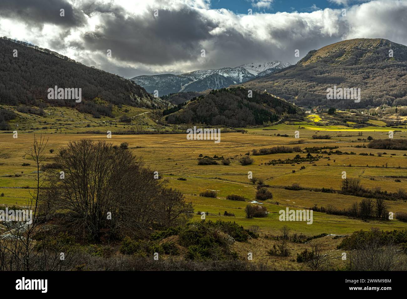 Landschaft des Piani di Pezza und der mittelalterlichen Stadt Rovere ...