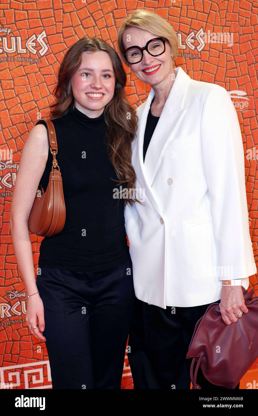 Susann Atwell mit Tochter Ava Atwell bei der Premiere des Musicals ...