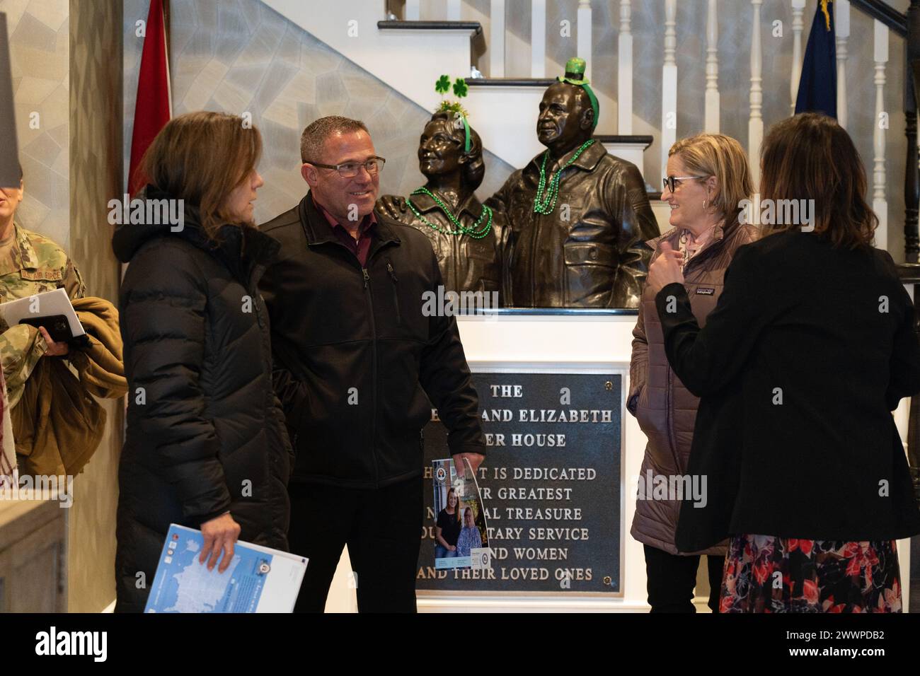 Theresa Nedrow, Manager des Alaska Fisher House, spricht mit Lori ...