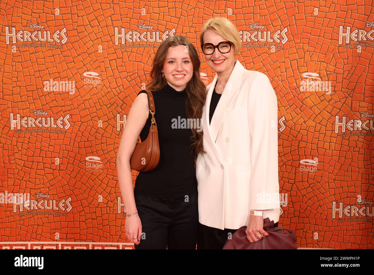 Susann Atwell mit Tochter Ava, Weltpremiere von Disneys Musical ...