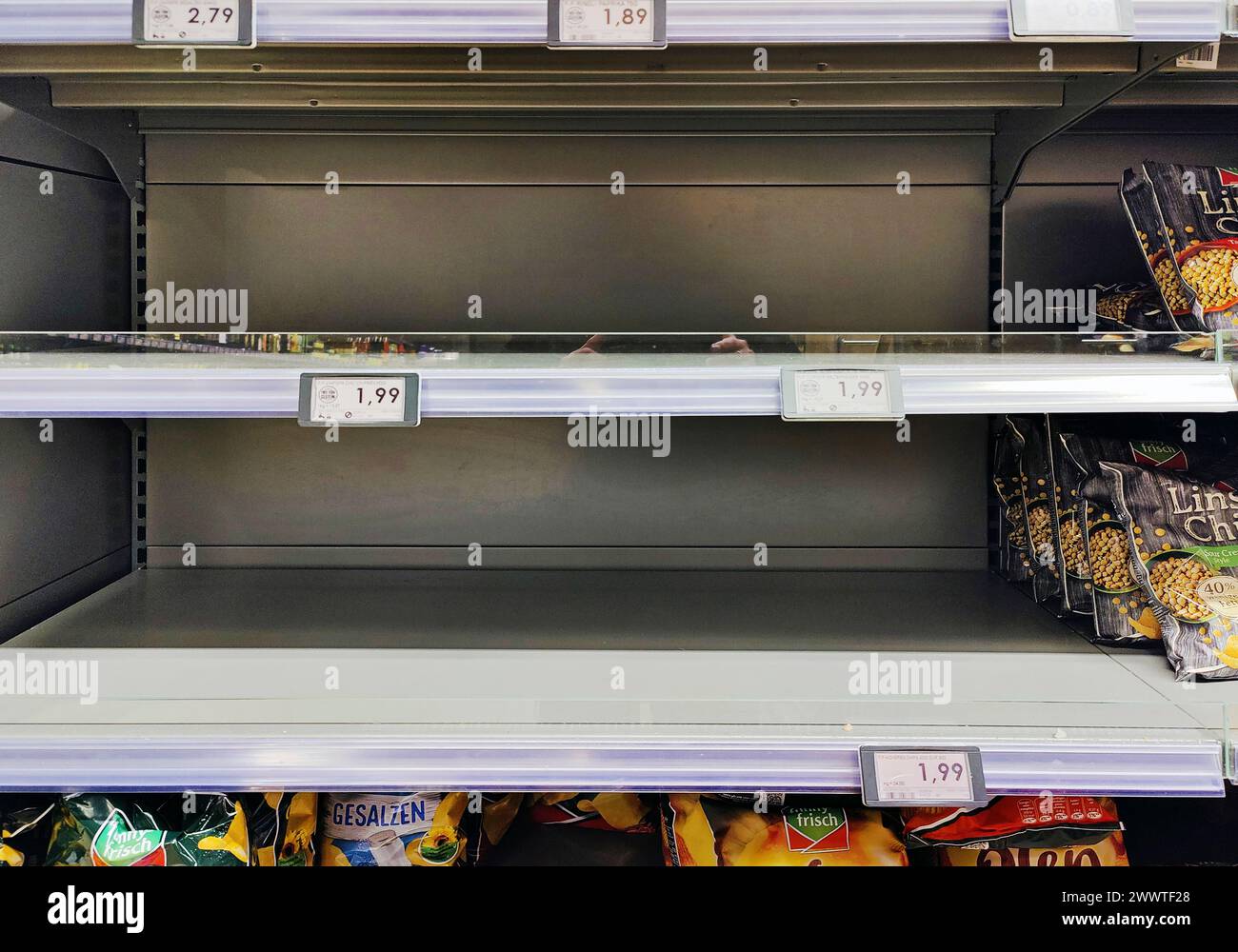 Leere regale im supermarkt -Fotos und -Bildmaterial in hoher Auflösung ...