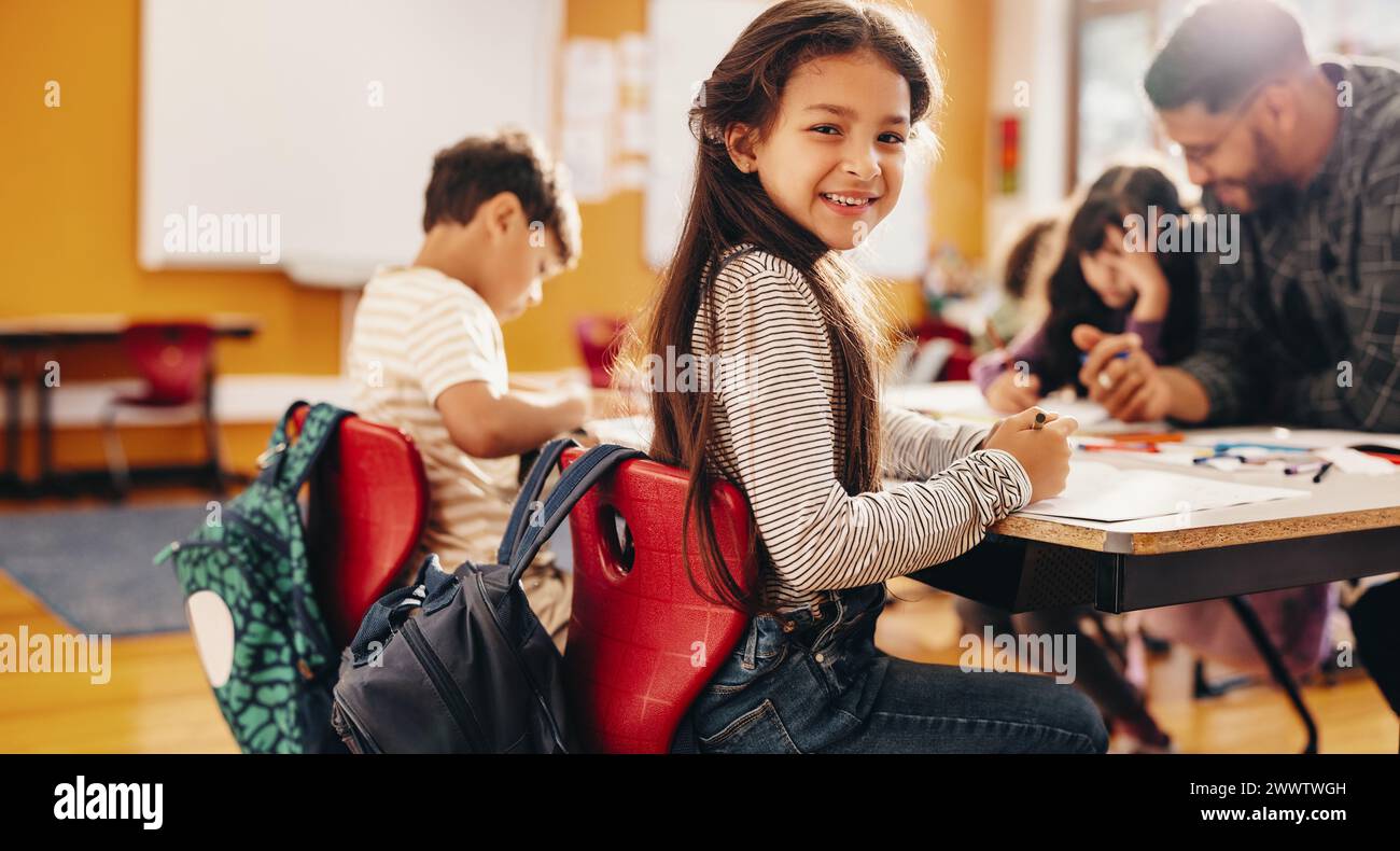 Kunstunterricht der grundschule -Fotos und -Bildmaterial in hoher Auflösung – Alamy