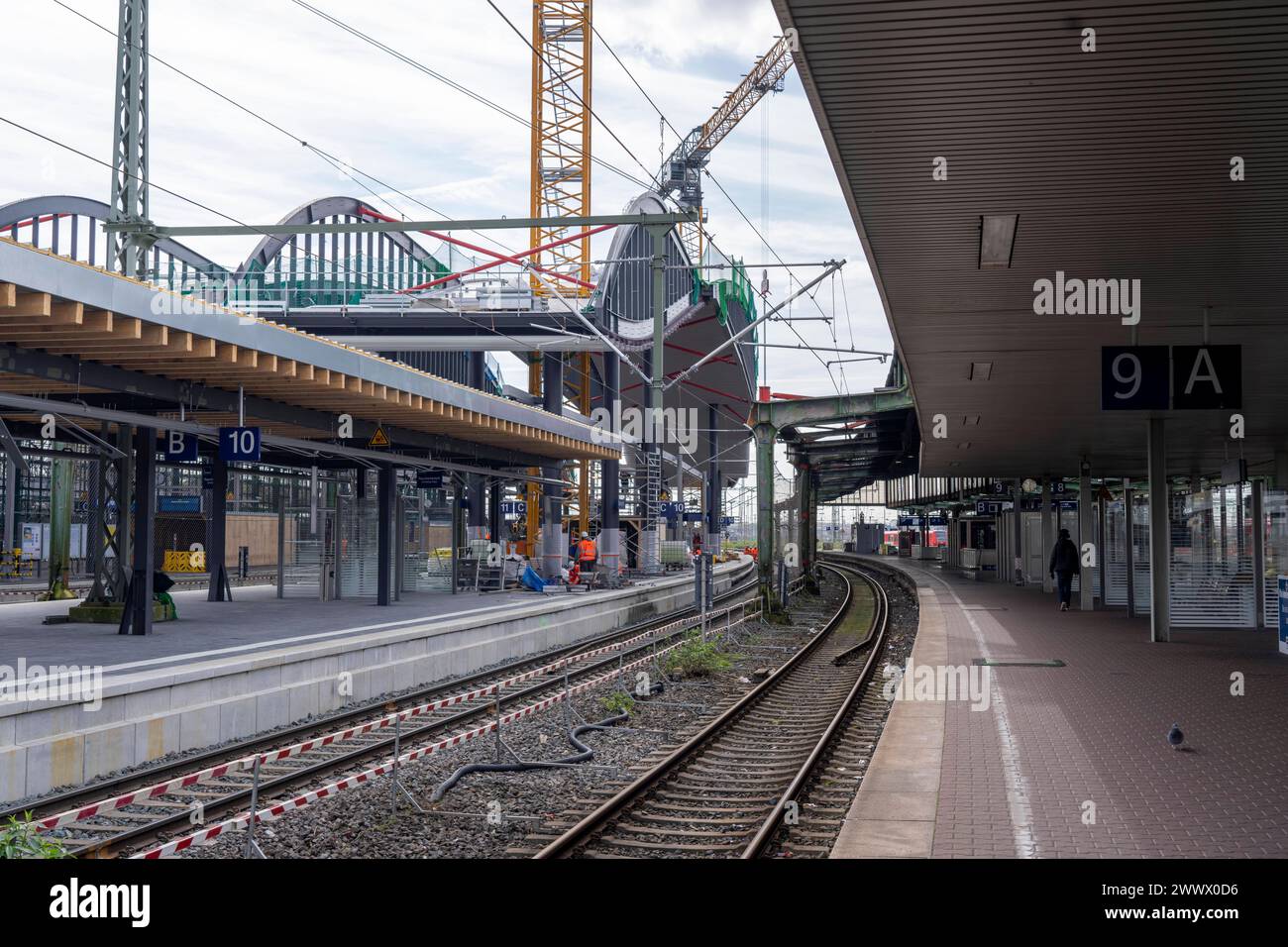 Modernisierung des Duisburger Hauptbahnhof, die Bahnsteige der 13 ...