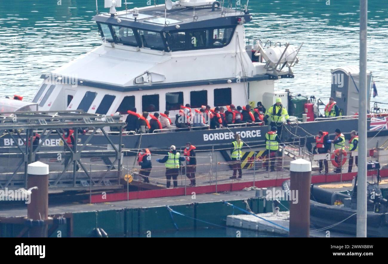 Eine Gruppe von Menschen, die als Migranten gelten, wird nach einem ...