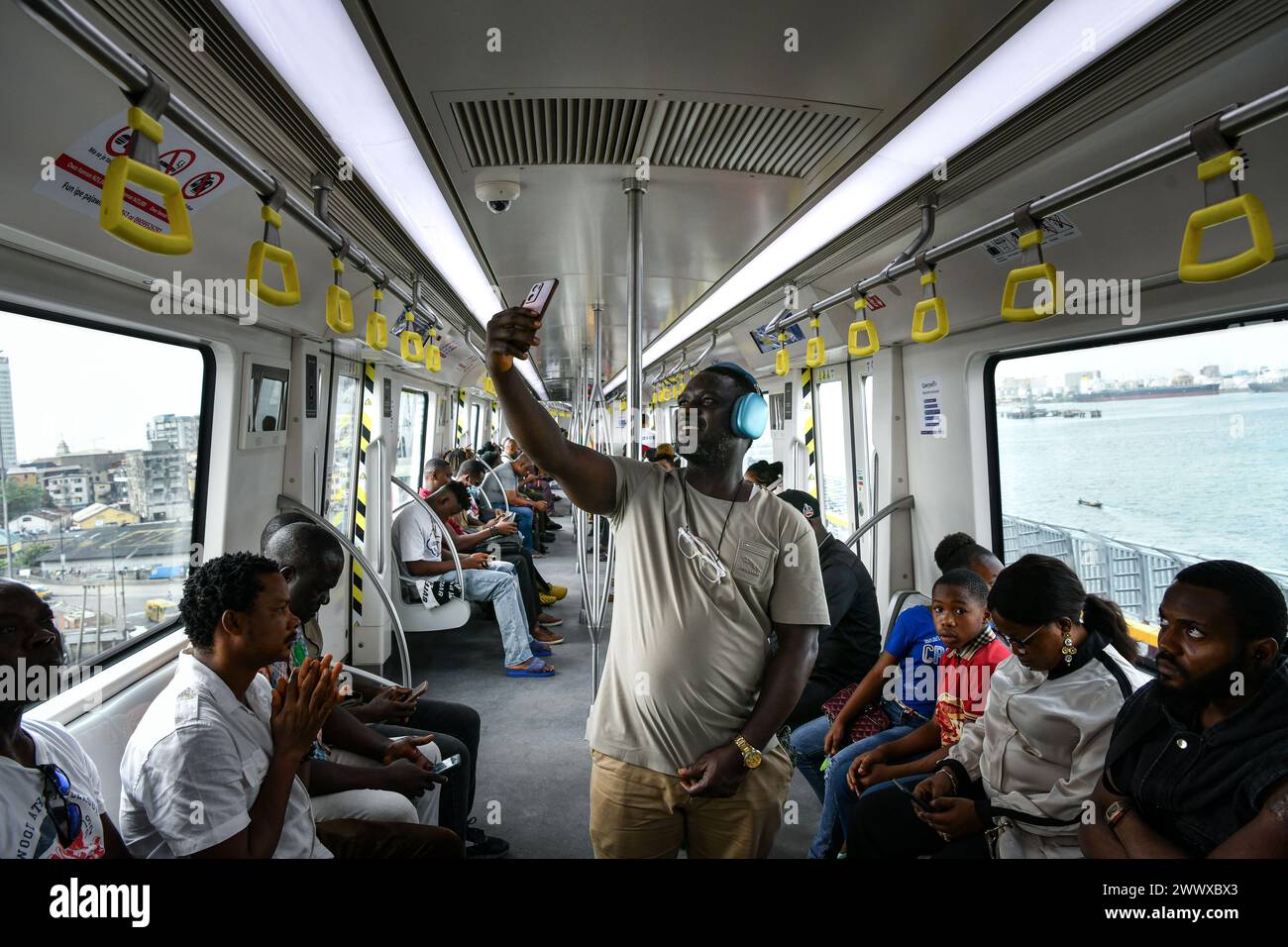(240326) -- LAGOS, 26. März 2024 (Xinhua) -- Ein Passagier nimmt Selfies mit einem Zug der Lagos ...