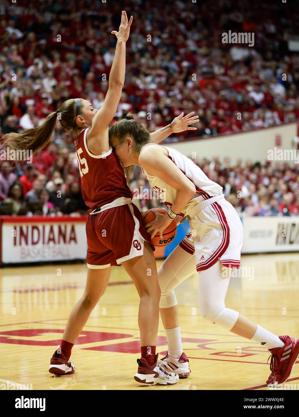 BLOOOMINGTON, INDIANA – 25. MÄRZ: Der Indiana Hoosiers-Guard Yarden ...