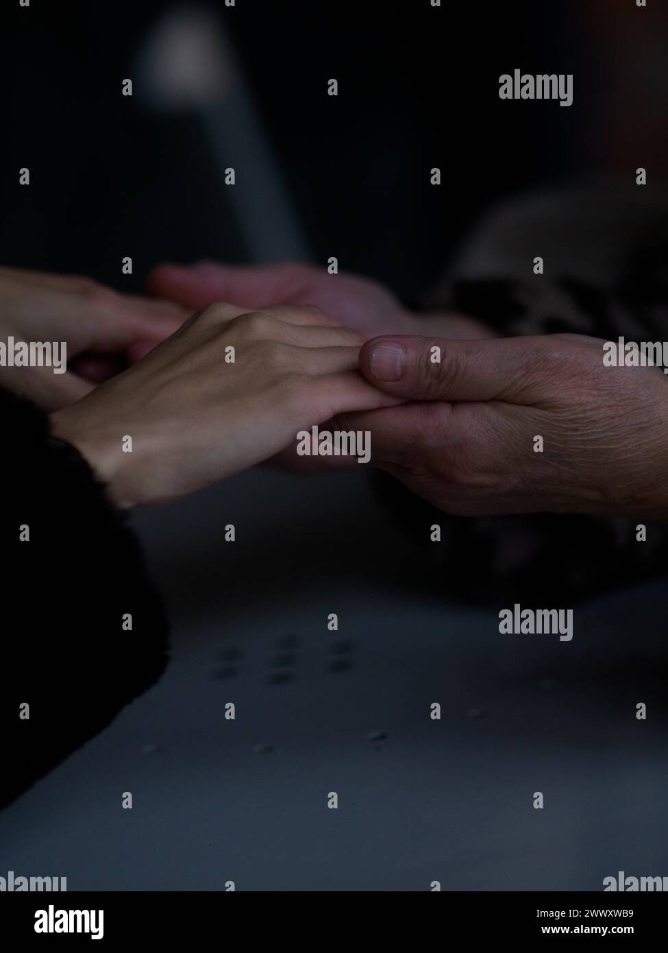 Zwei hände, die sich gegenseitig halten -Fotos und -Bildmaterial in ...