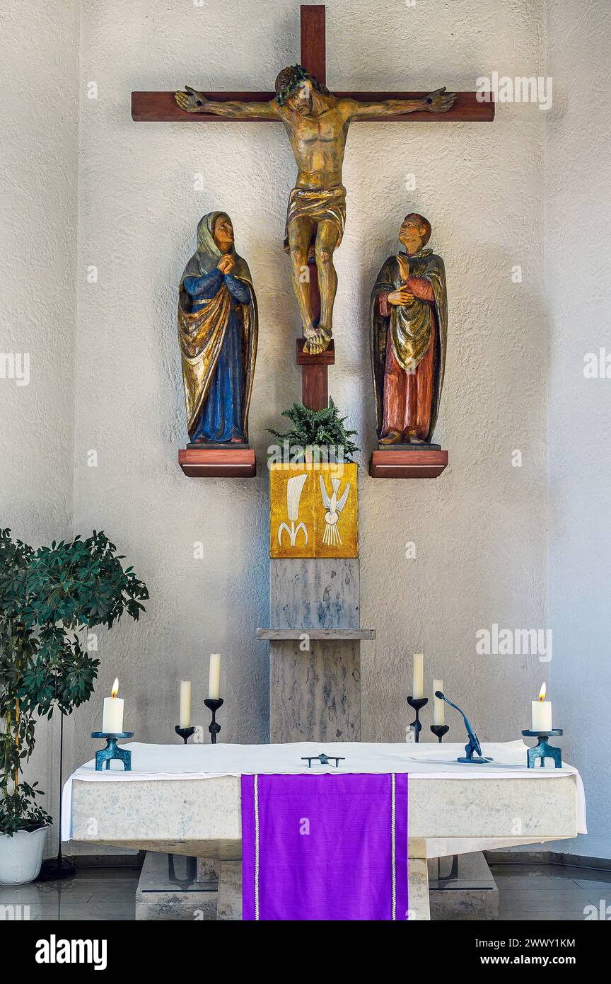 Der Altar mit Kruzifix, ehemalige Klosterkirche Mater Salvatoris ...