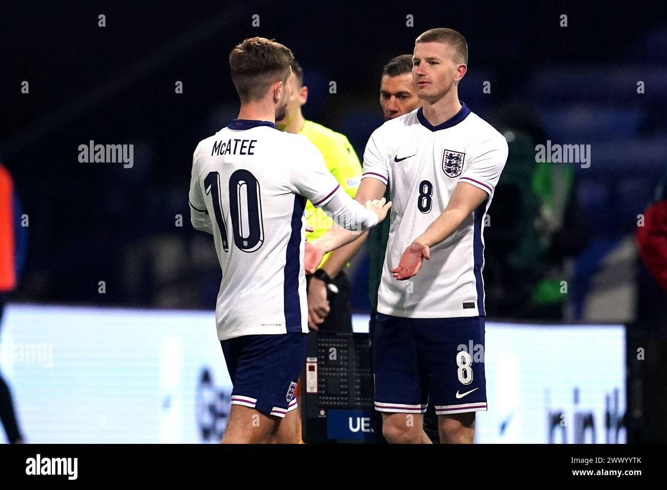 Der Englands Adam Wharton (rechts) kommt für den ersetzten James McAtee ...