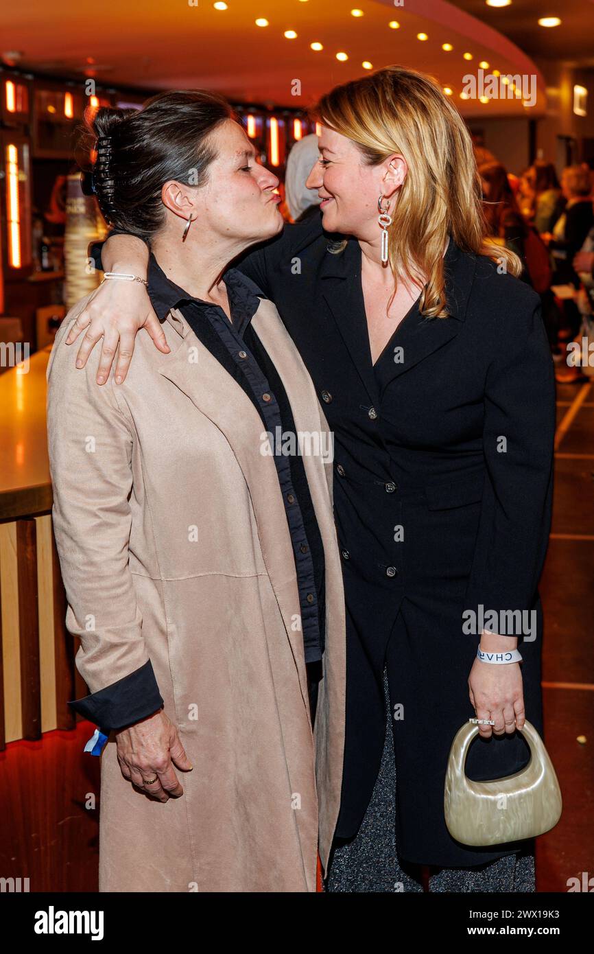 Premiere ARD Serie - CharitÃ Anne-Kathrin Gummich und Nina Gummich bei der Premiere der 4 ...