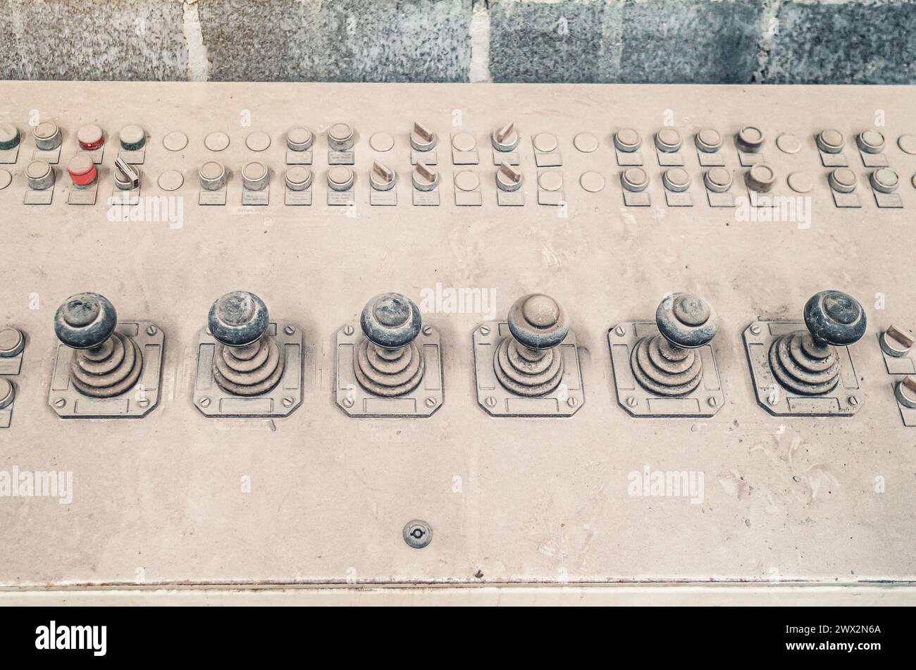 Die alte Steuereinheit ist mit Staub bedeckt. Joysticks zur Steuerung ...