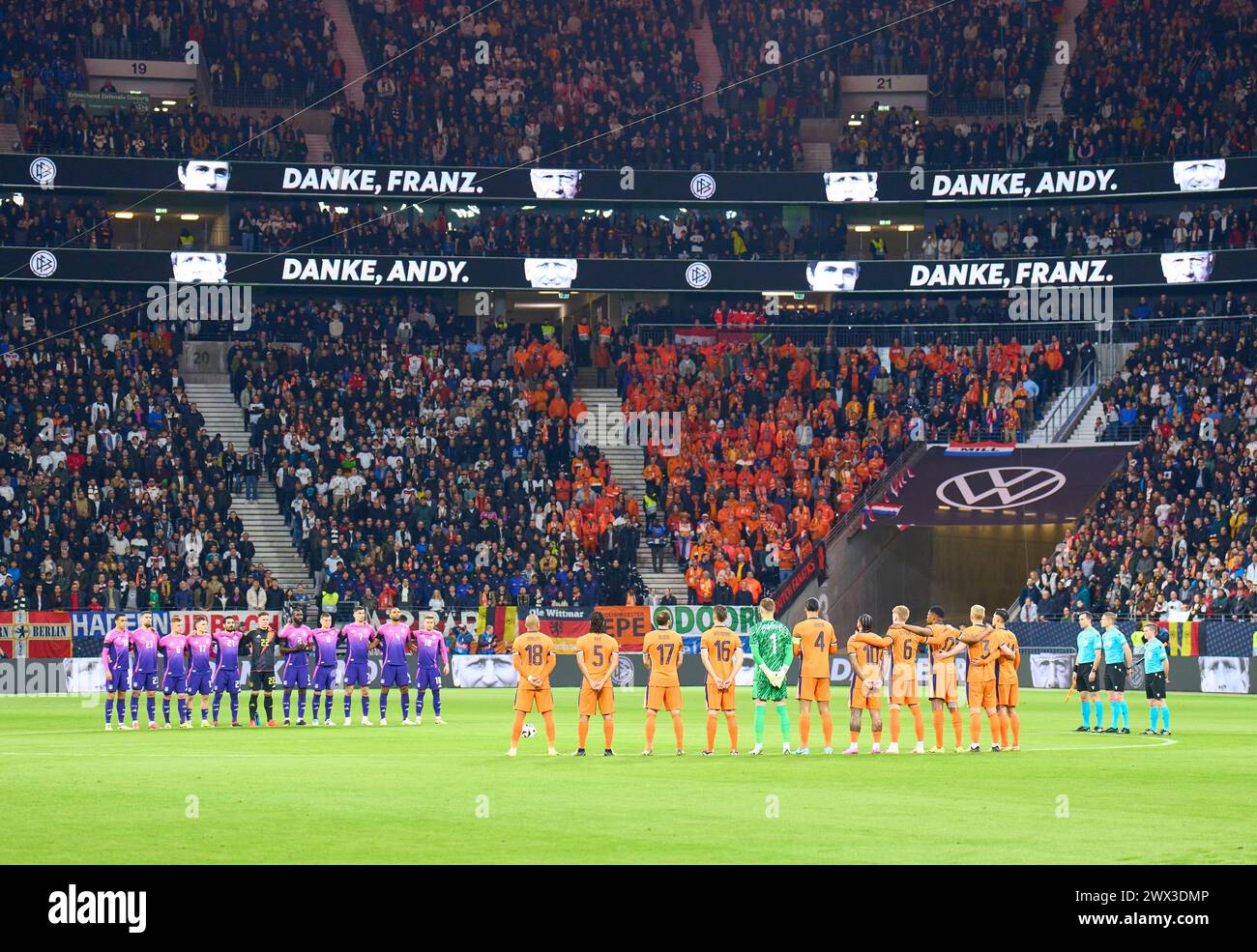 Mannschaften im Gedenken an Franz Beckenbauer und Andreas Brehme: Jamal ...