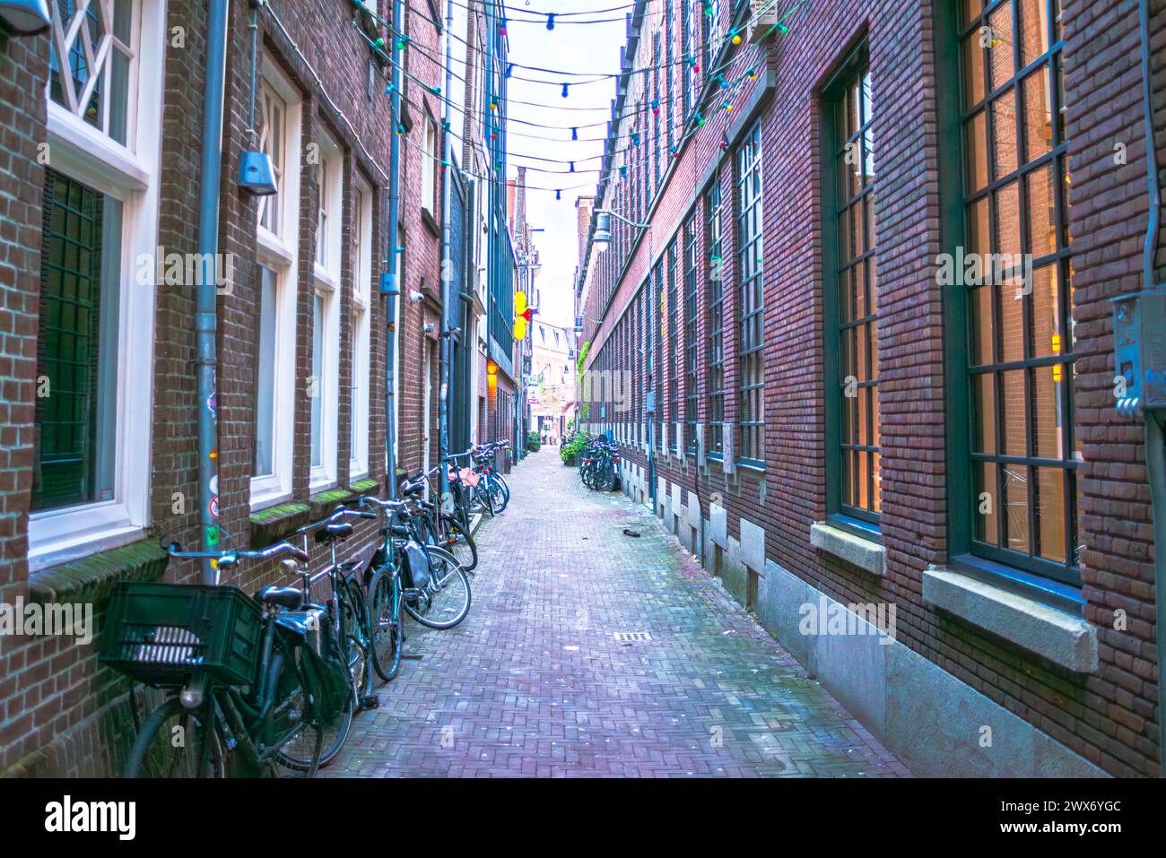 Amsterdams Gebäude und Straßen verbinden malerische Kanäle, historische ...
