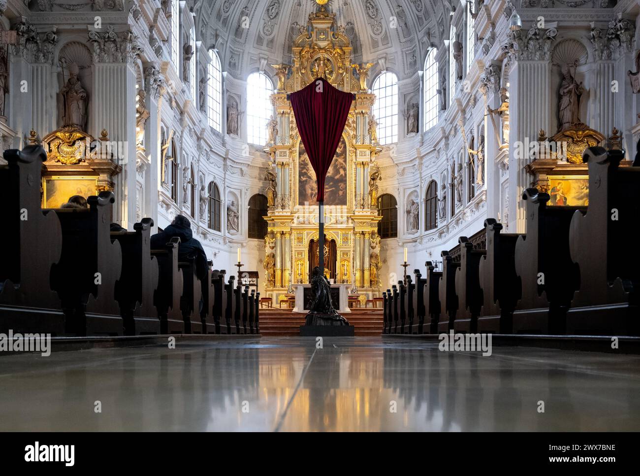 München, Deutschland. März 2024. Ein rotes Tuch bedeckt das Kreuz vor ...