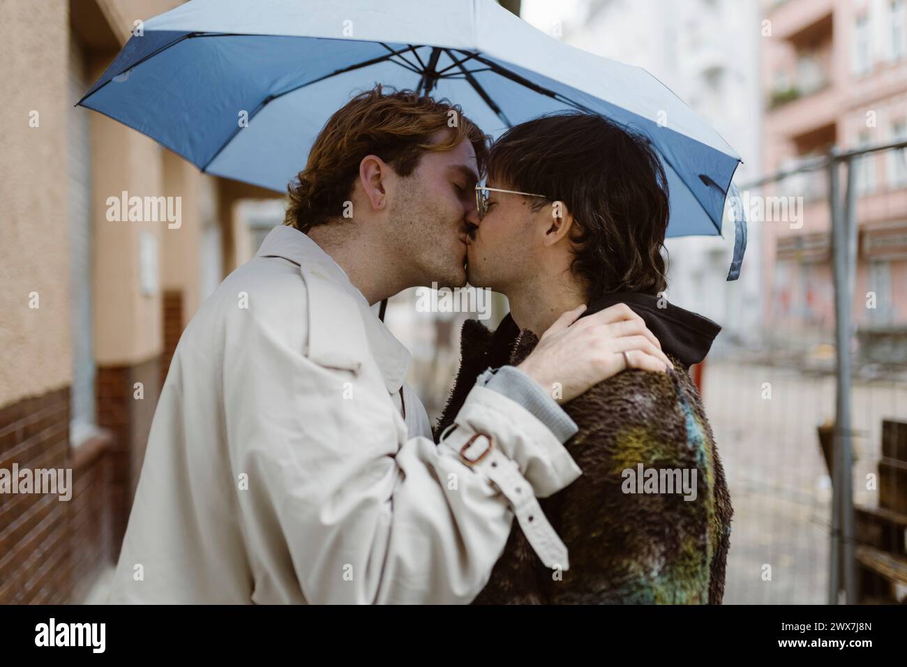 Zwei schwule junge männer küssen sich -Fotos und -Bildmaterial in hoher Auflösung – Alamy