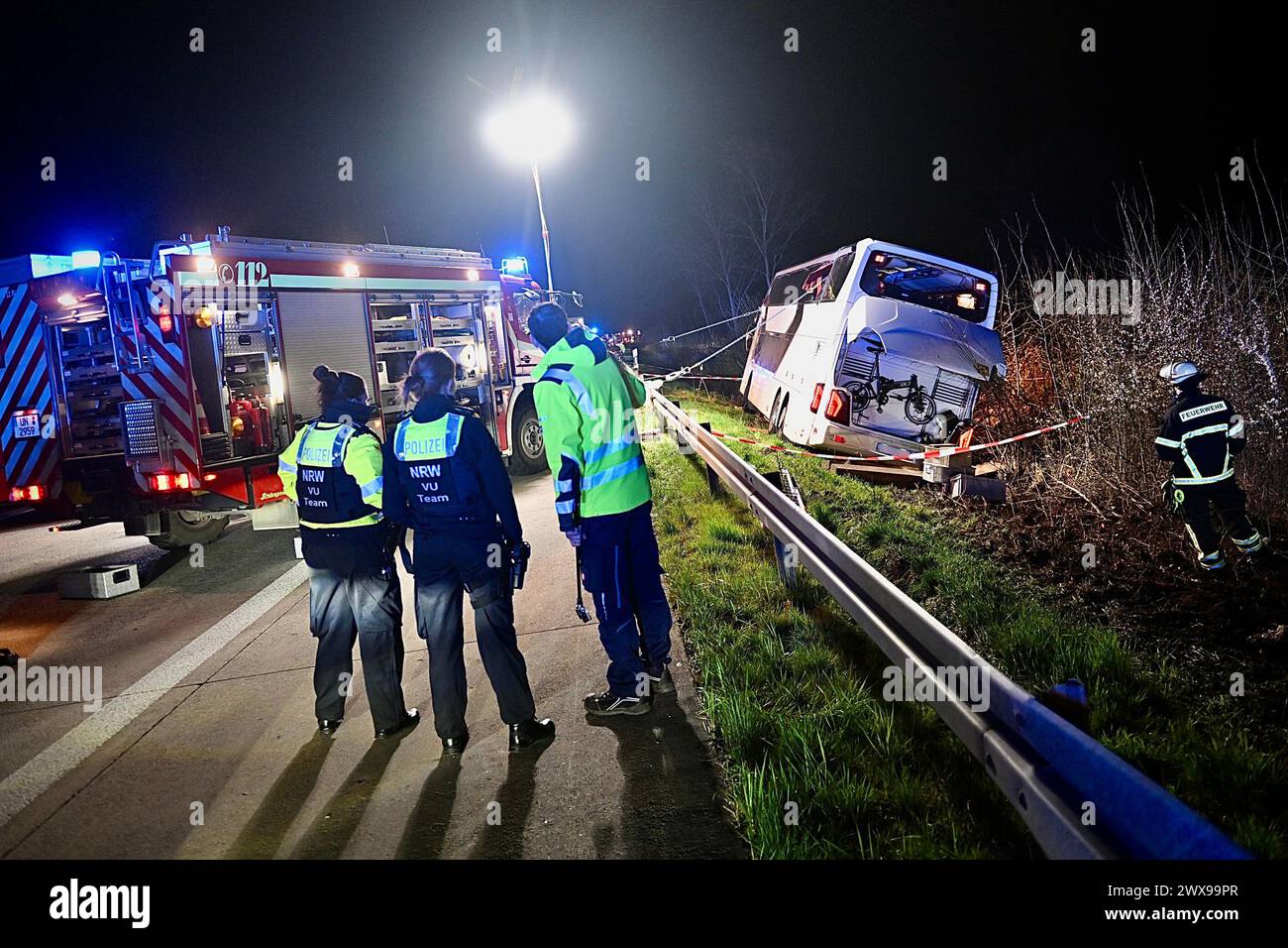 Werl, Deutschland. März 2024. Feuerwehr- und Polizeibesatzungen arbeiten an einem Bus am ...