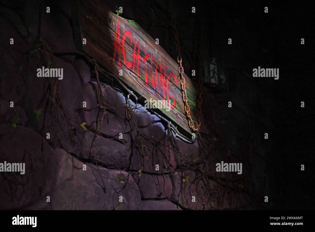 Die erste Fahrt in der neuen Attraktion Dämonen Gruft führt in die ...