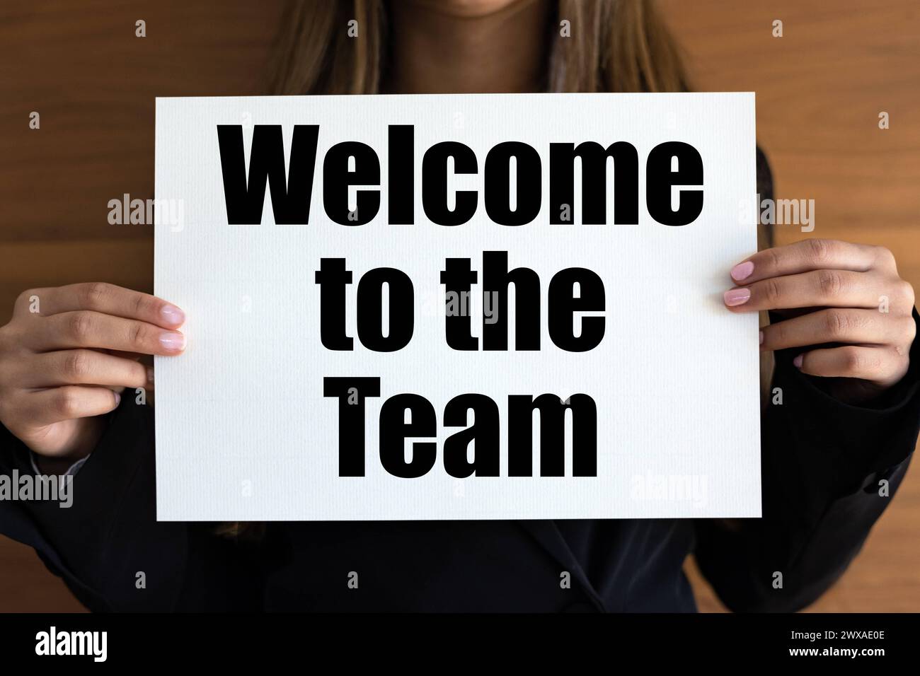 Willkommen im Team. Willkommen im Team. Frau mit weißer Seite ...