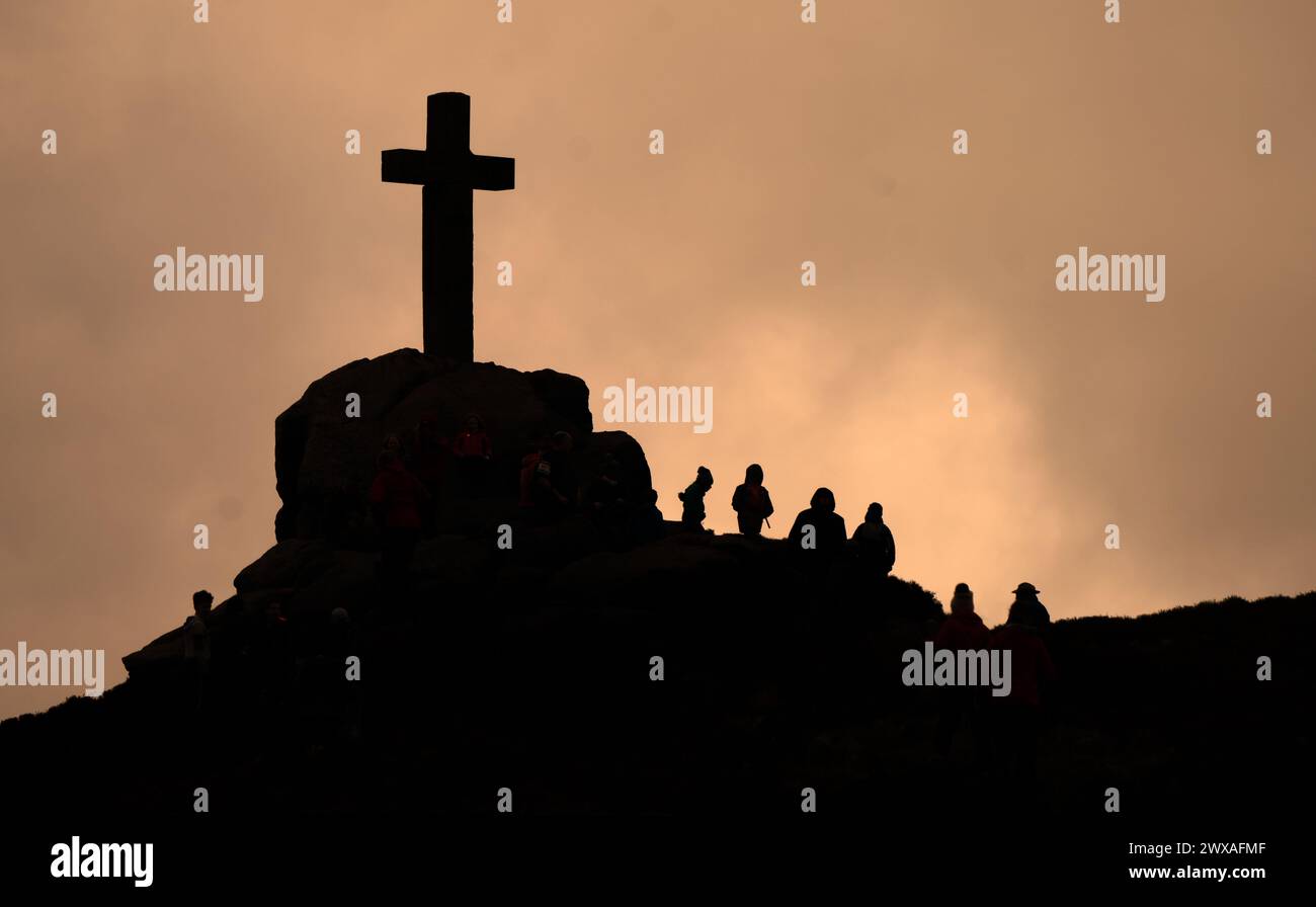 Pfarrer von St. Peter's Church nach einer Wanderung zum Rylstone Cross ...