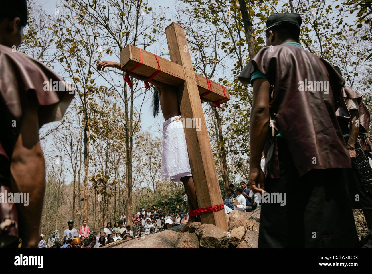 Christliche Devotees nehmen an einem Auftritt zur Nachstellung der Kreuzigung Jesu Christi ...