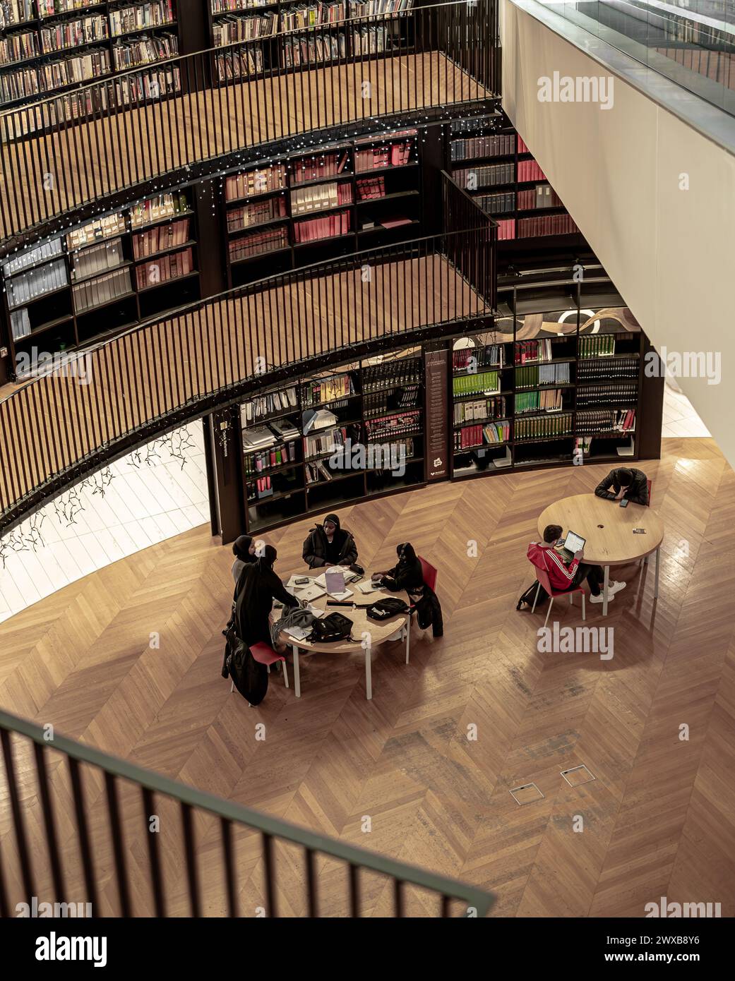 Blick von der obersten Etage zu den unteren Galerien der Birmingham ...