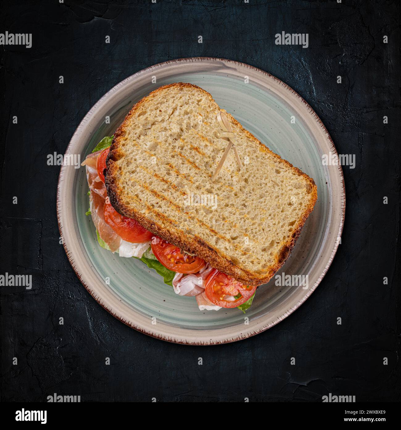 Blick von oben auf ein köstliches gegrilltes Sandwich mit frischen ...