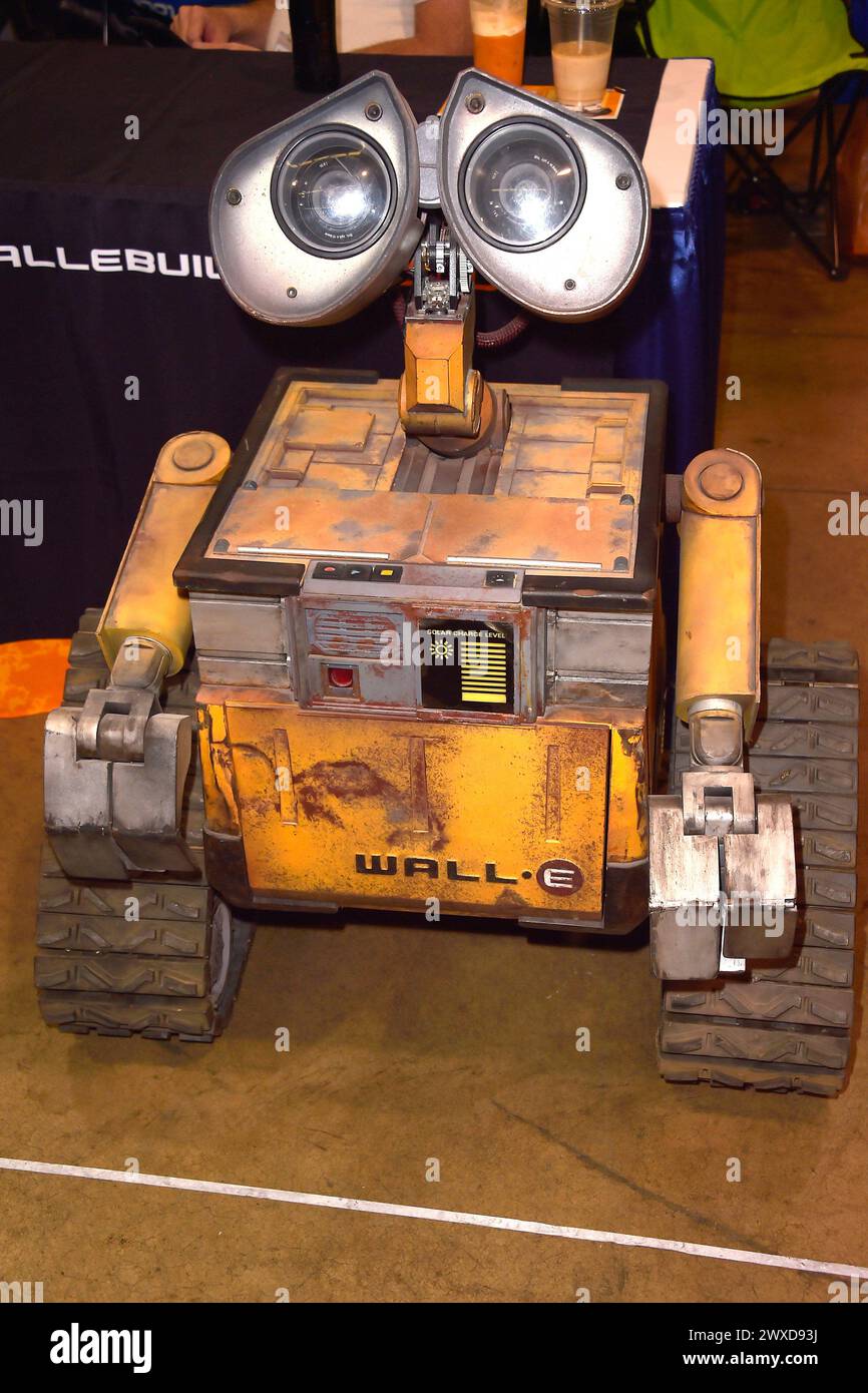 WALL-E auf der WonderCon 2024 im Anaheim Convention Center. Anaheim, 29 ...