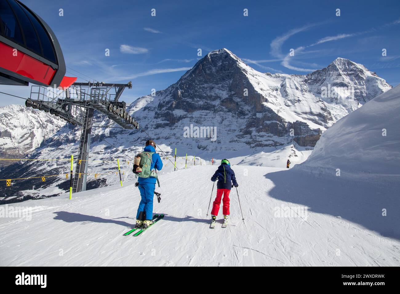 Skifahren vor der Kulisse der Eiger-Nordwand in Grindelwald, Schweiz ...