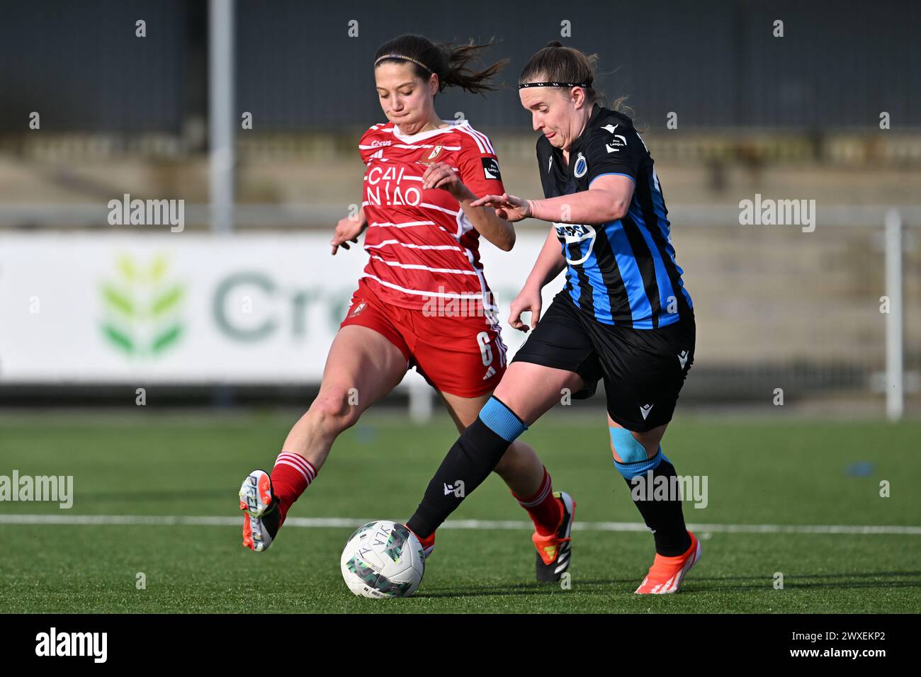 Laura Miller (6) von Standard Pictured Defending on Davinia Vanmechelen ...